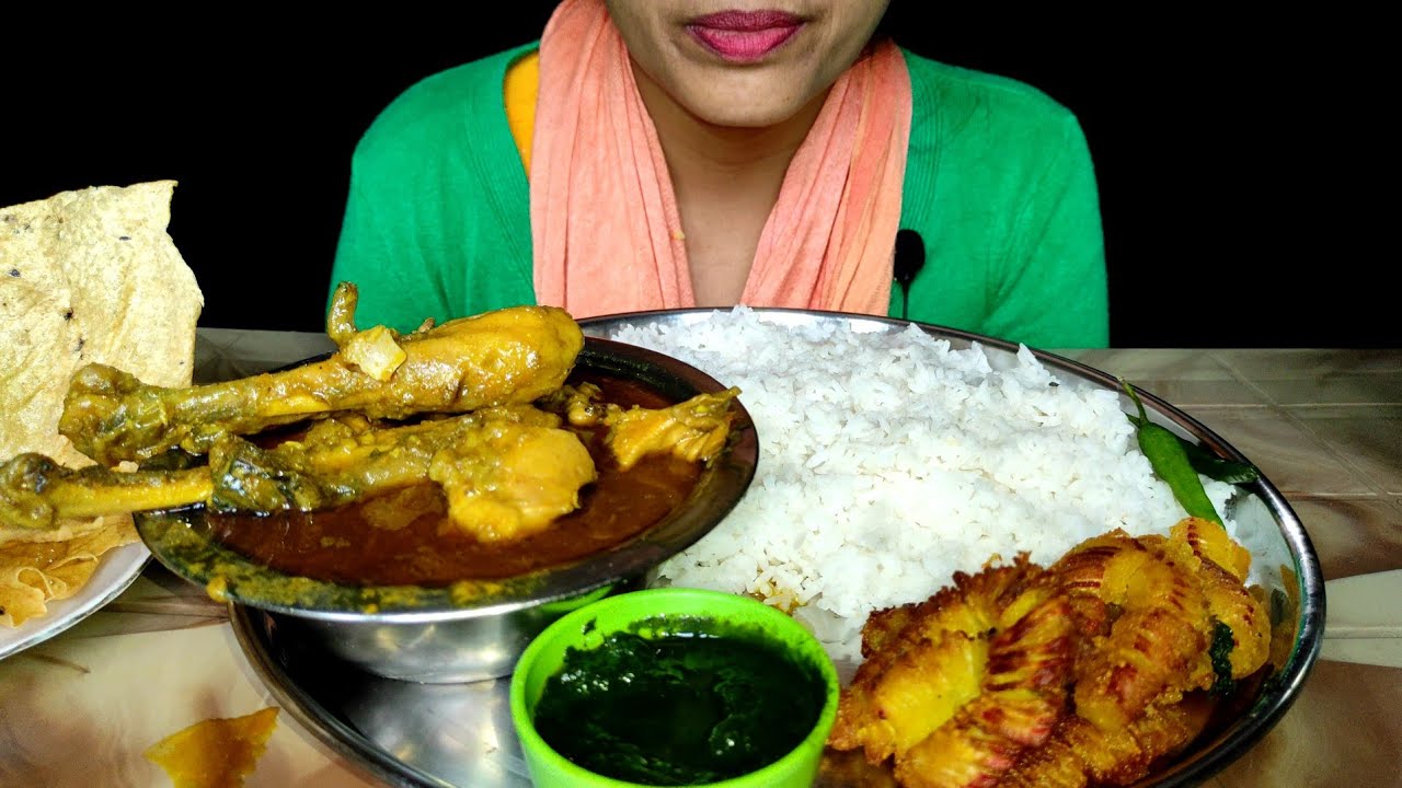 EATING SPICY 🔥 CHICKEN CURRY, MULI PAKODA, GREEN CHUTNEY, PAPAD WITH ...