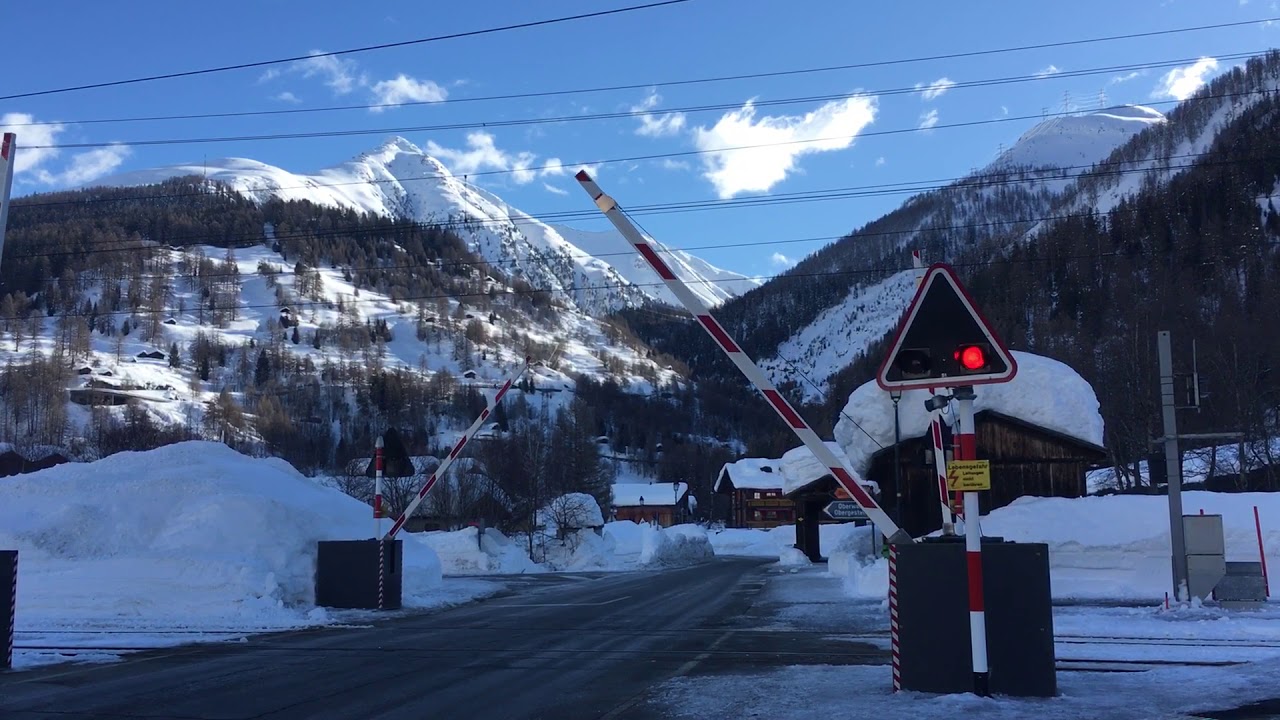Bahnübergang Ulrichen VS - YouTube