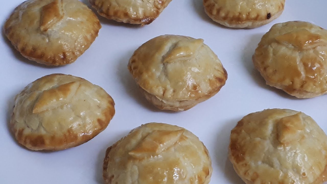 Cheesy chicken pie.. - YouTube