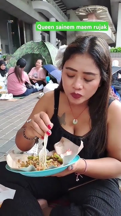 Mbk QUEEN SAINEM MAKAN RUJAK#makan#rujak - YouTube