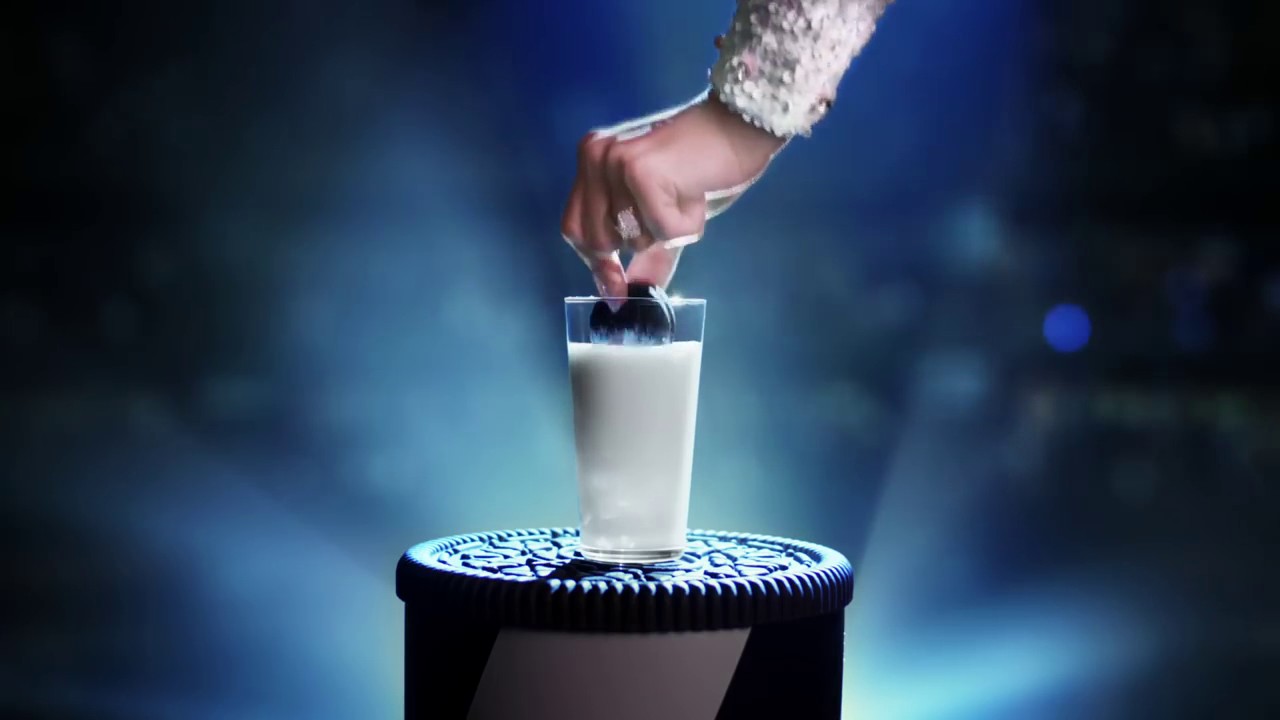 Oreo Dunk Challenge Christina Aguilera SG - YouTube