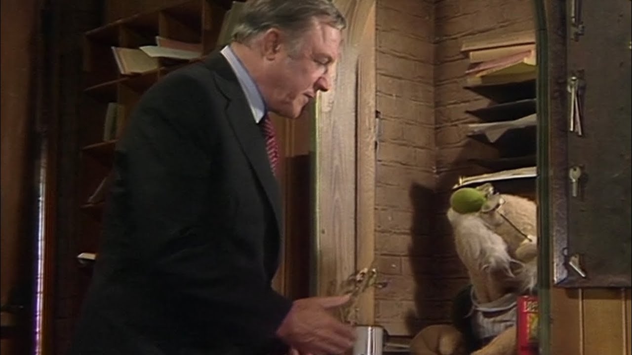 The Muppet Show - Episode 501: Gene Kelly - Cold Open (1980) - YouTube