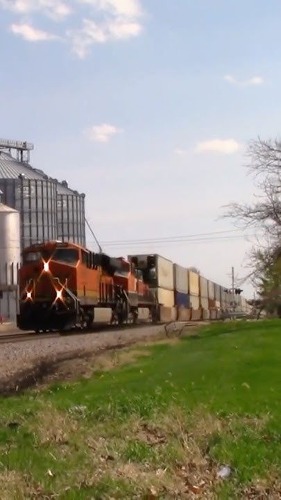 Portland Bound BNSF “Z” Passes Thru Lee, IL!! - YouTube