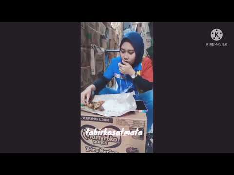 sambil ngangkang,cantik lagi makan salpok!