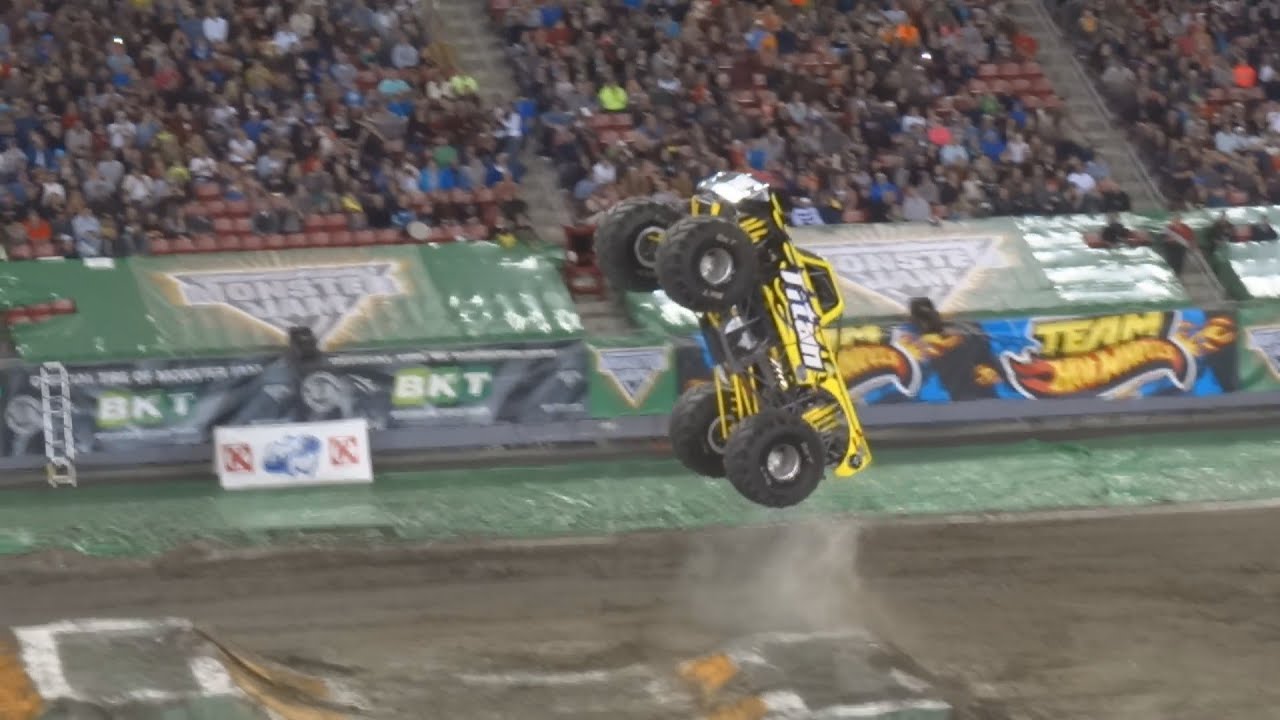 MONSTER JAM CRASH! #37 - YouTube