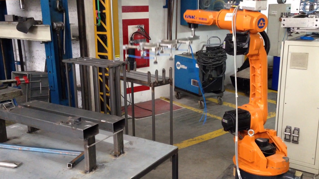 Posicionamiento de brazo robot GSK para alimentar laminas metálicas ...