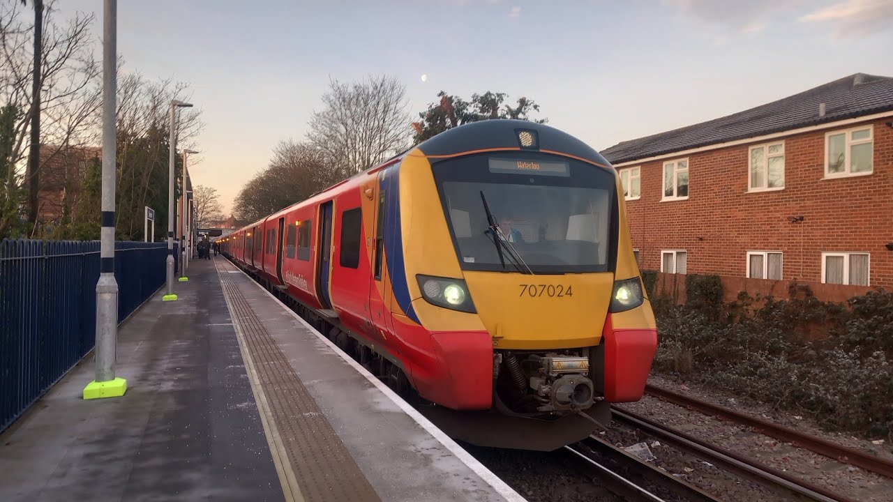SWR Class 707 approaching Shepperton | 17/1/2023 - YouTube