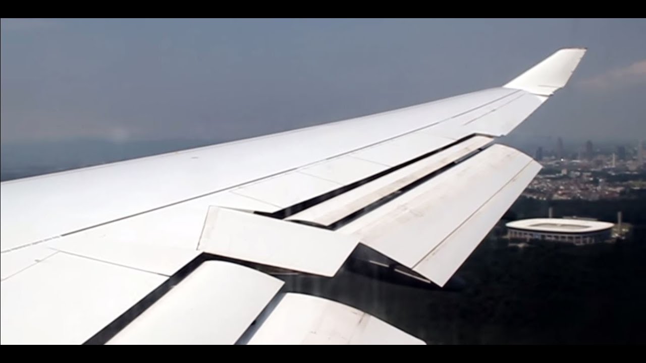 [FullHD] Lufthansa Boeing 747-400 scenic approach and smooth landing in ...