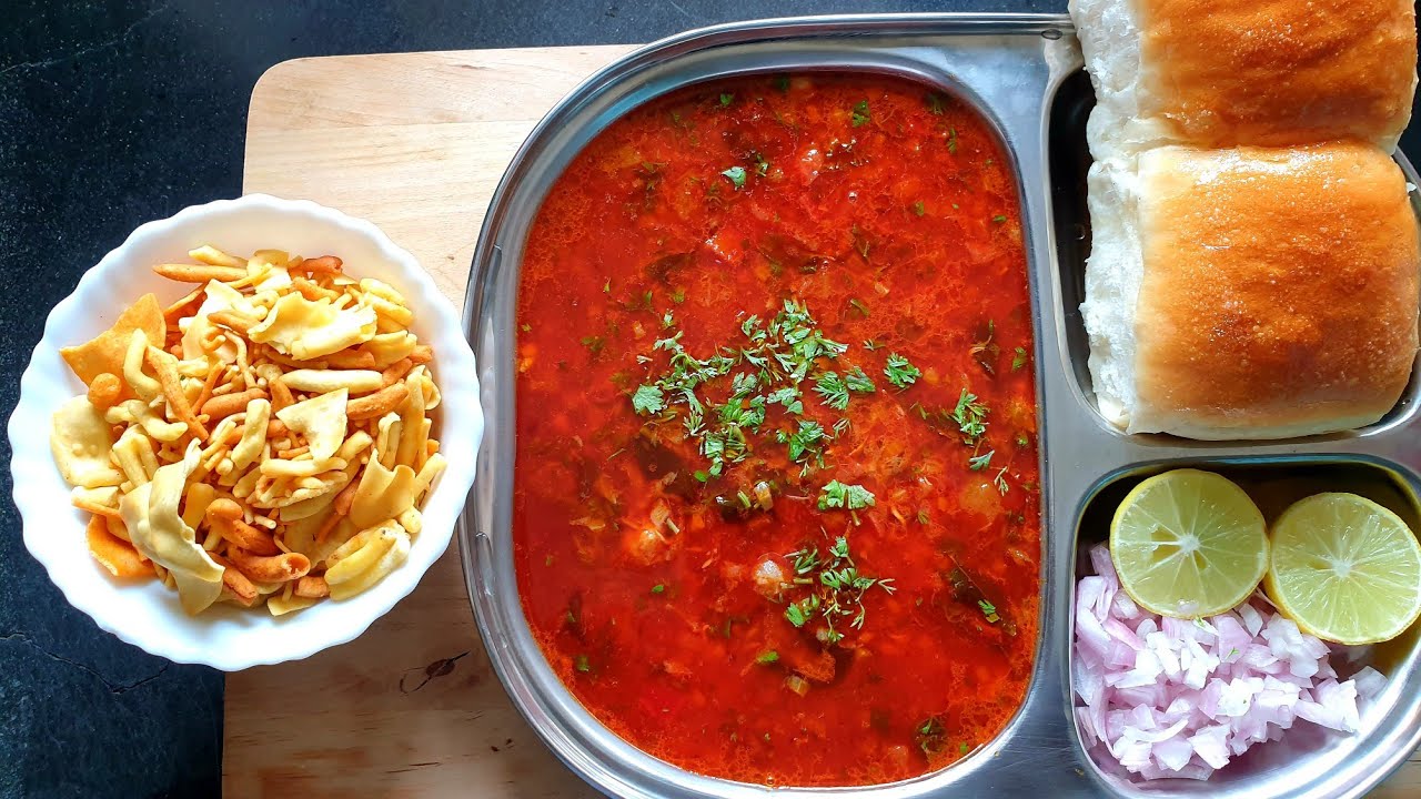 Misal Paav recipe | Famous Maharashtrian Streetfood recipe || Usal ...