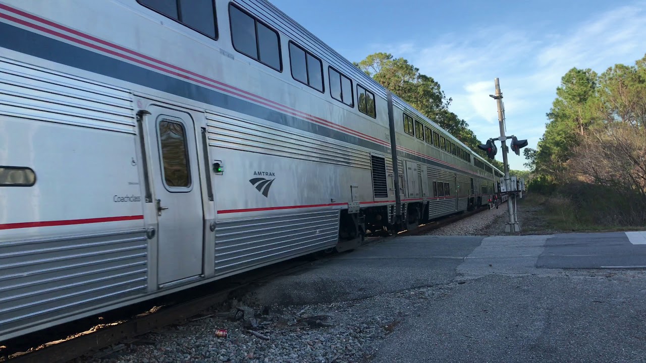 [4K] Amtrak #52 Comes fast with P42 124 - YouTube