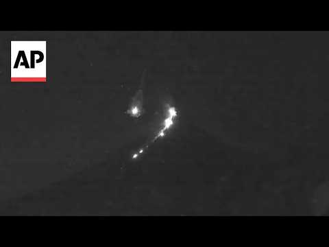 Video shows a meteor falling beside Mayon volcano in the Philippines