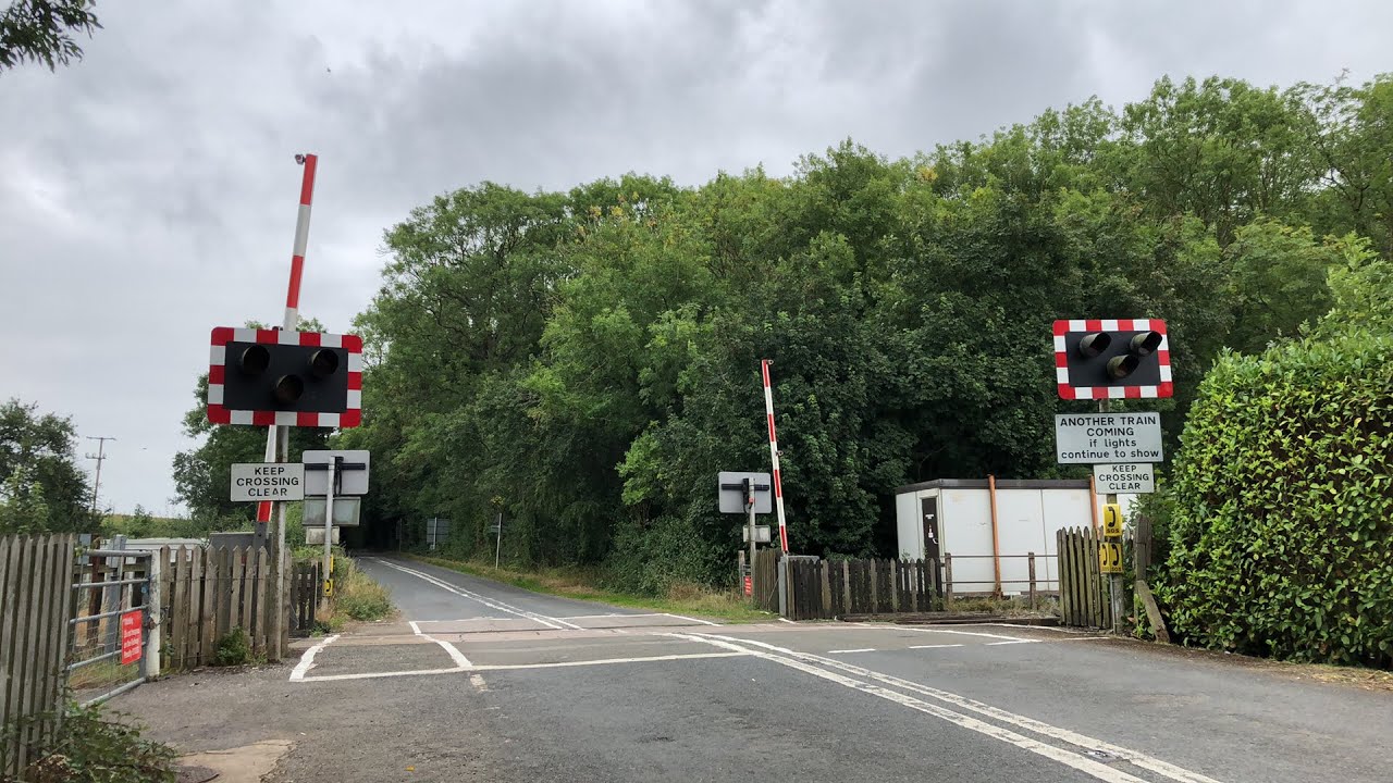 Live at: Dunhampstead Level Crossing (Worcestershire) 03/09/2021 - YouTube