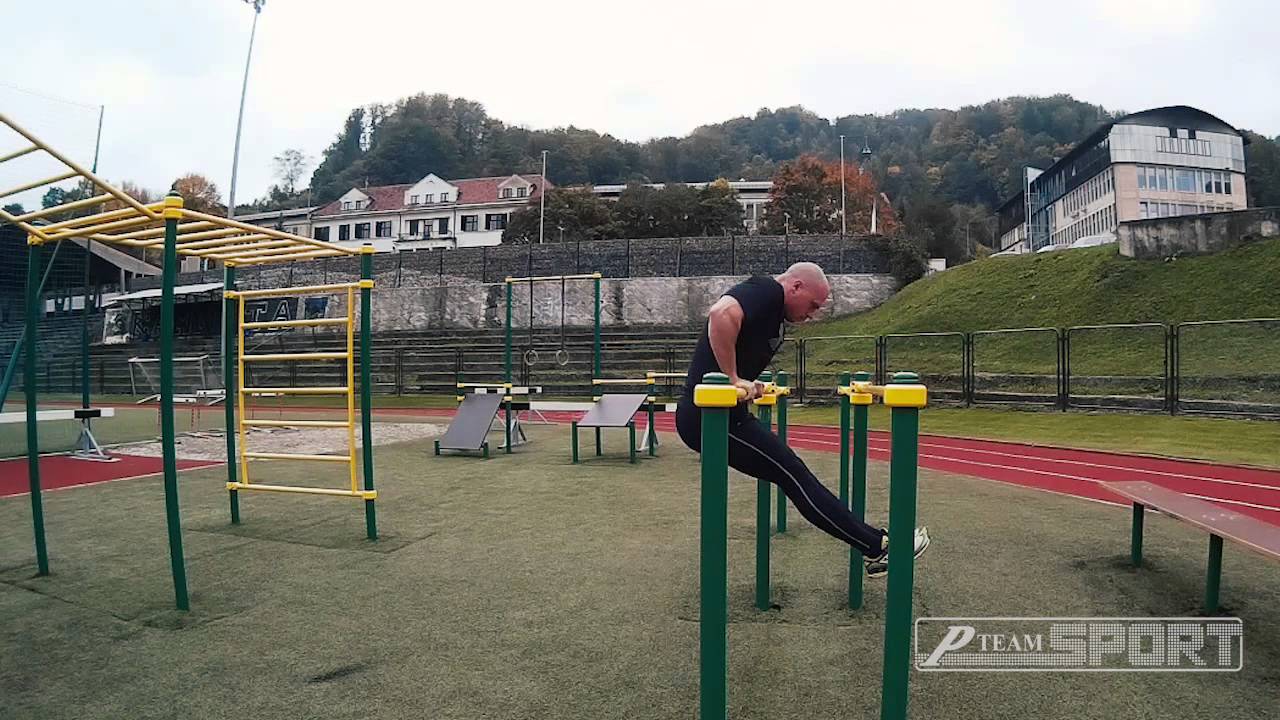 Australian dips on parallel bars - Avstralski upogib komolcev na ...