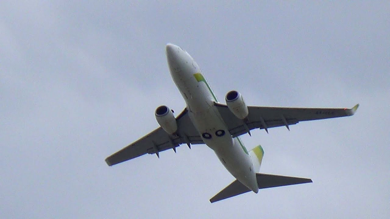 737, 757 and A330 overhead take-off - YouTube