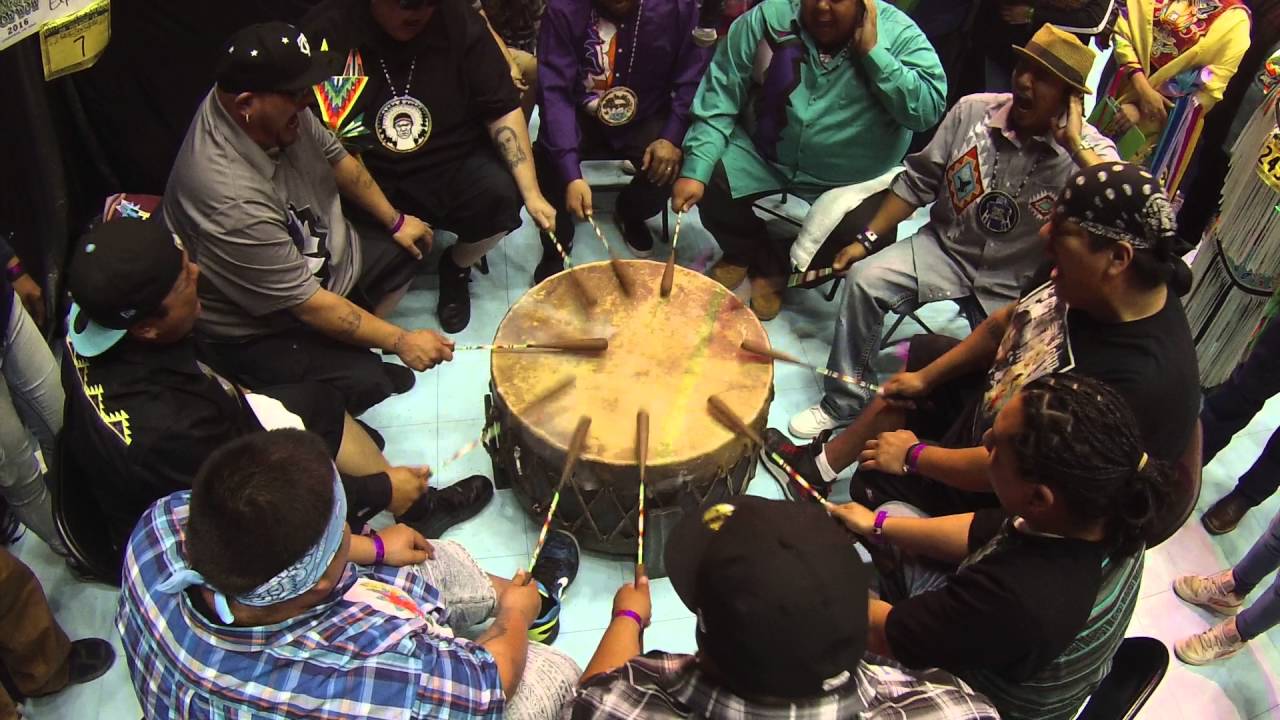 Midnite Express Singers @ Gathering of Nations Powwow 2016 - YouTube