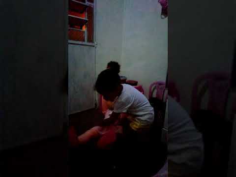 Yasmim dançando com sua boneca kkk