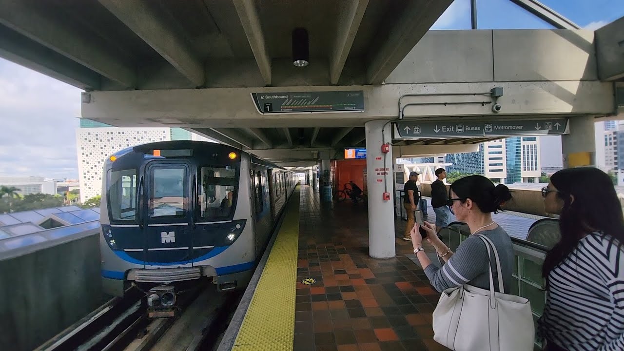 Miami Metrorail Southbound Orange Line train ride from Government ...