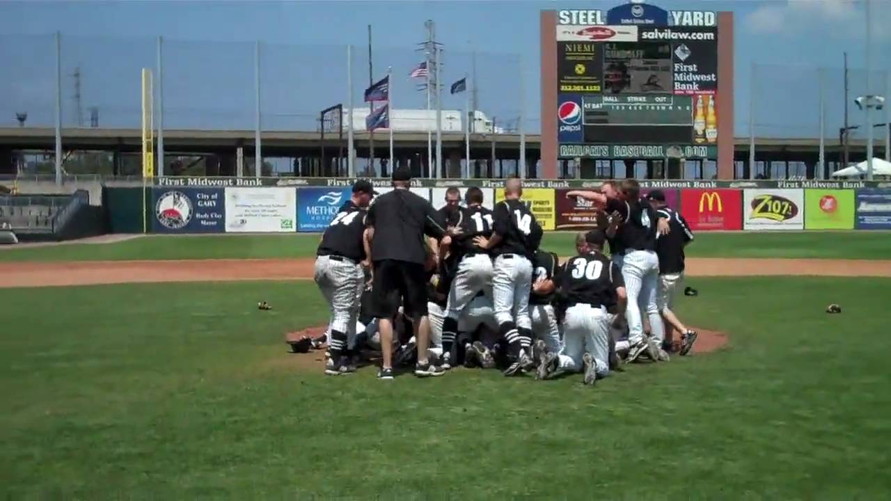 The UWM baseball team celebrates the final out... - YouTube