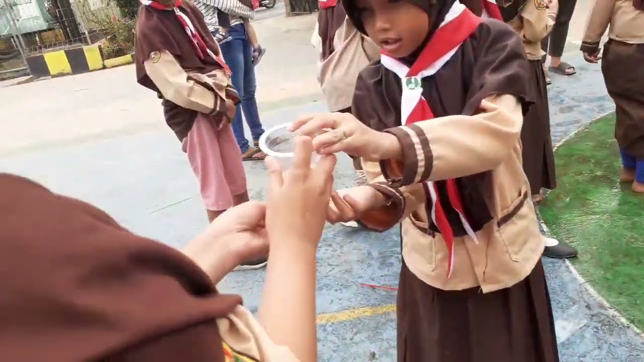 Lomba Memindahkan Air dengan Gelas Bolong - YouTube