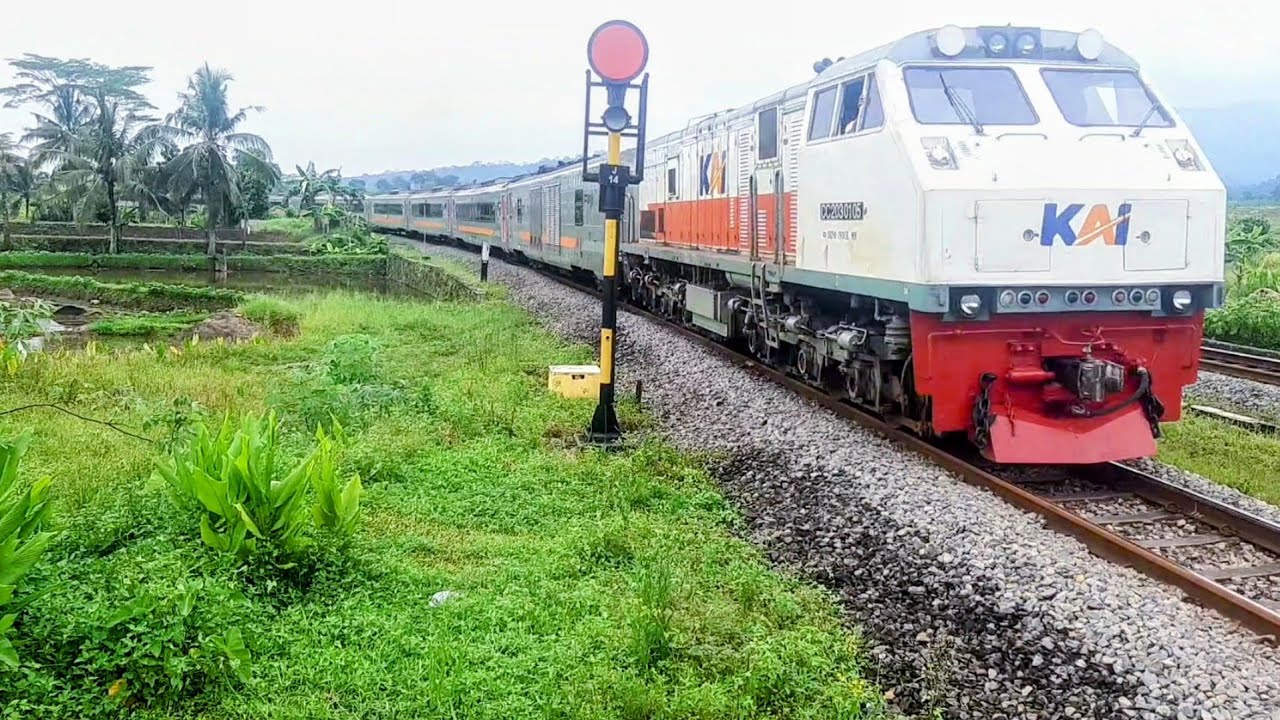 KERETA KOBONG‼️ KOMPILASI KERETA API LOKOMOTIF MERAH | ADA LAMPU MERAH ...