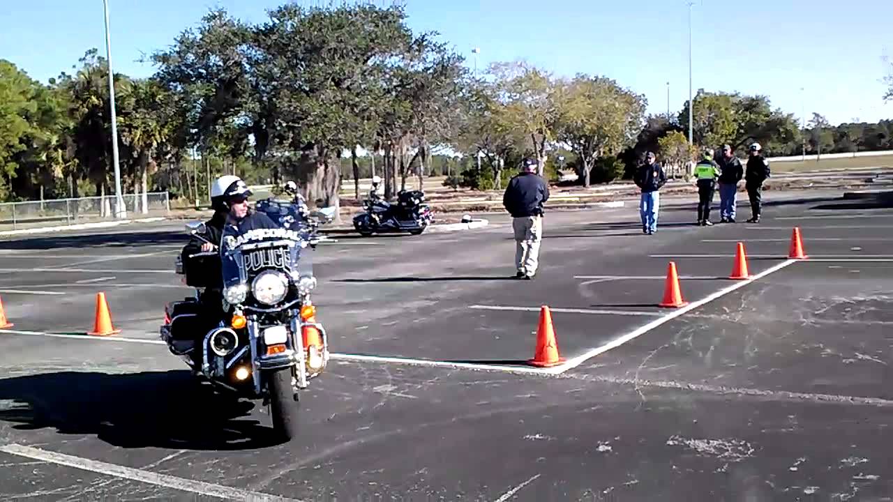 Police motorcycle 1 hand intersection - YouTube