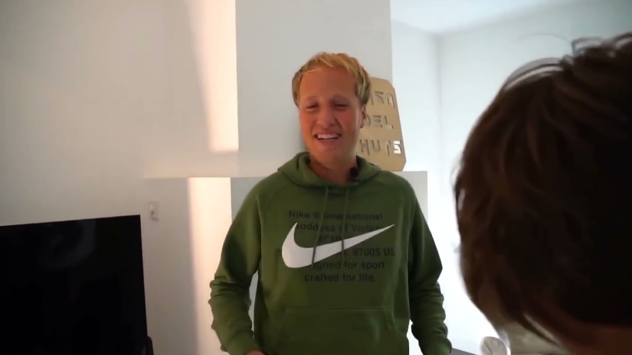 Milo lijkt op een foetus 🤣 | Bankzitters Clips - YouTube