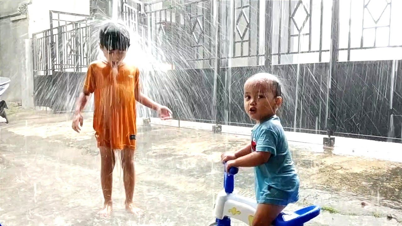 MANDI AIR HUJAN SIANG HARI DI BULAN PUASA SEGER BANGET‼️ - YouTube