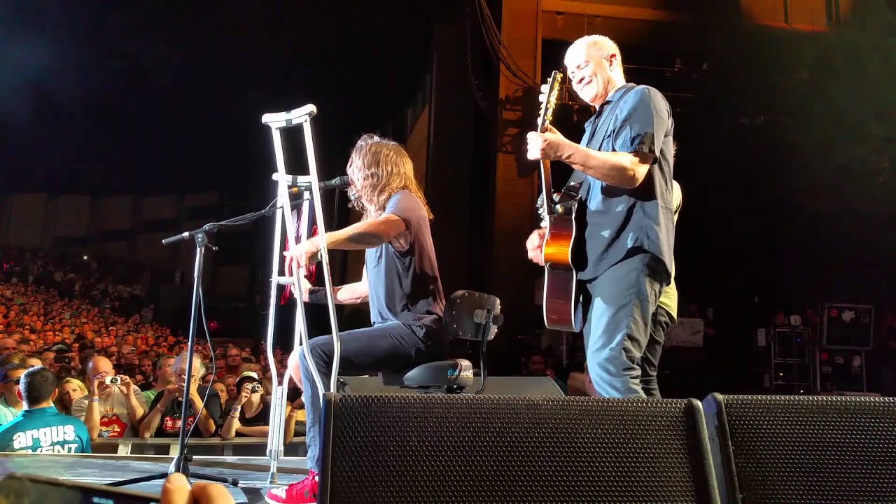 Dave Grohl serenades grown man crying in Denver - YouTube