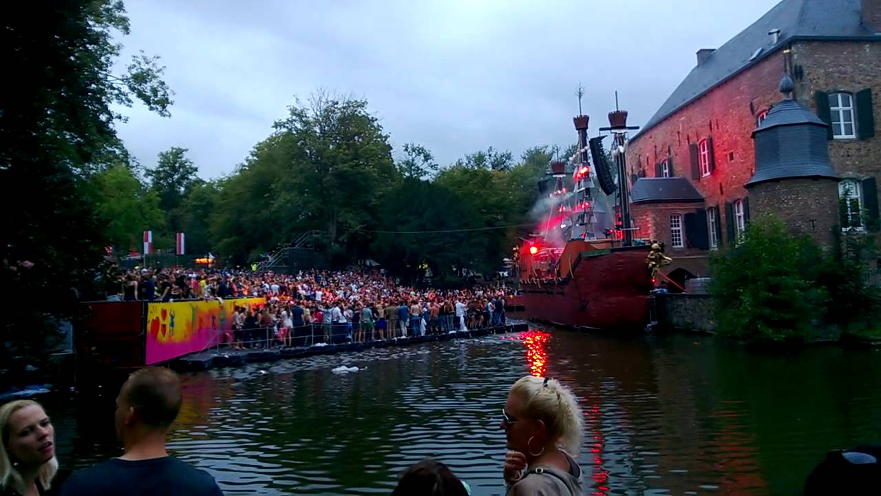 Heel kort stukje van Jacob van Hage @ Castle of Love 18-08-13 - YouTube