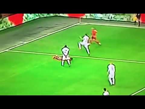 Linnes , Feghouli'nin Ortasına Engel Olmamak İçin Yere Yatıyor
