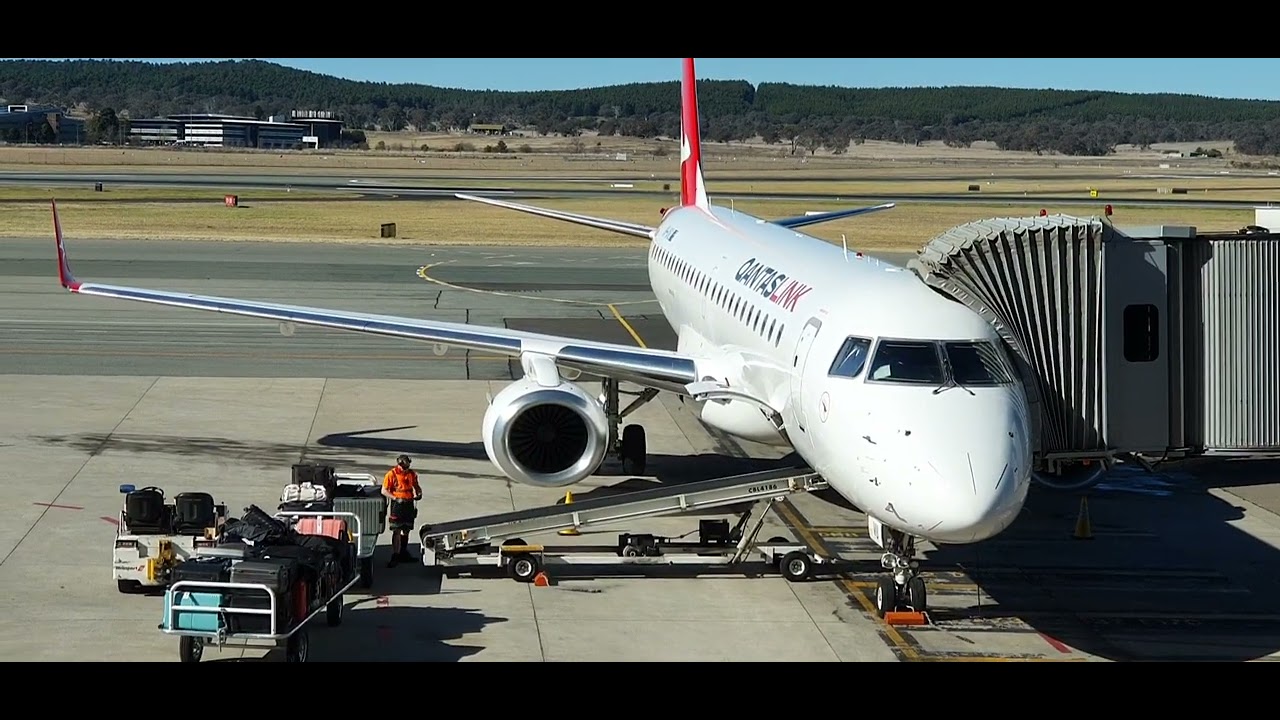 Embraer 190 of Qantas Link - YouTube