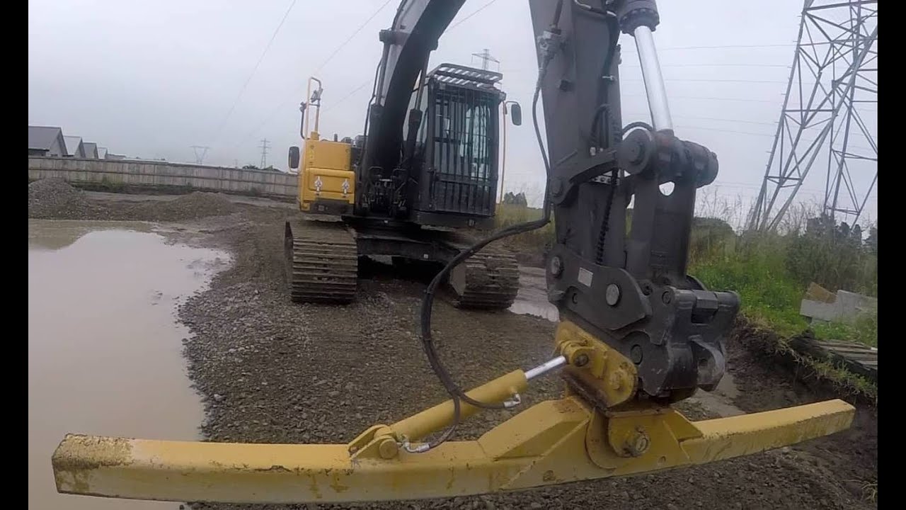 Hydraulic Tilt Grading Bar - Volvo EC140DL - YouTube