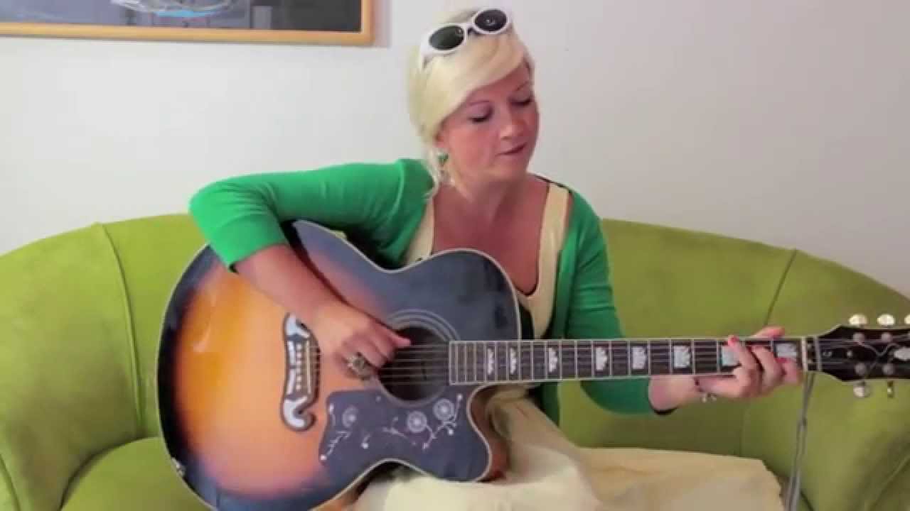 Heidi Browne: G.I.R.L.F.R.I.E.N.D (Pratosfera, GreenSofà) - YouTube