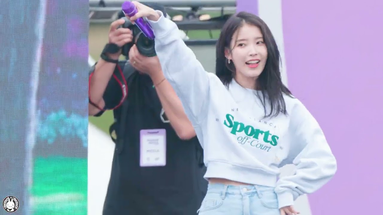 [4K] 221002 아이유 직캠 '블루밍(Blueming)' IU Fancam @뉴발란스 런온서울 우먼스 By 벤뎅이 - 가로캠 - YouTube