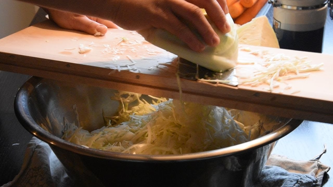 Kiszenie kapusty - tradycyjnie, w kamionce - YouTube