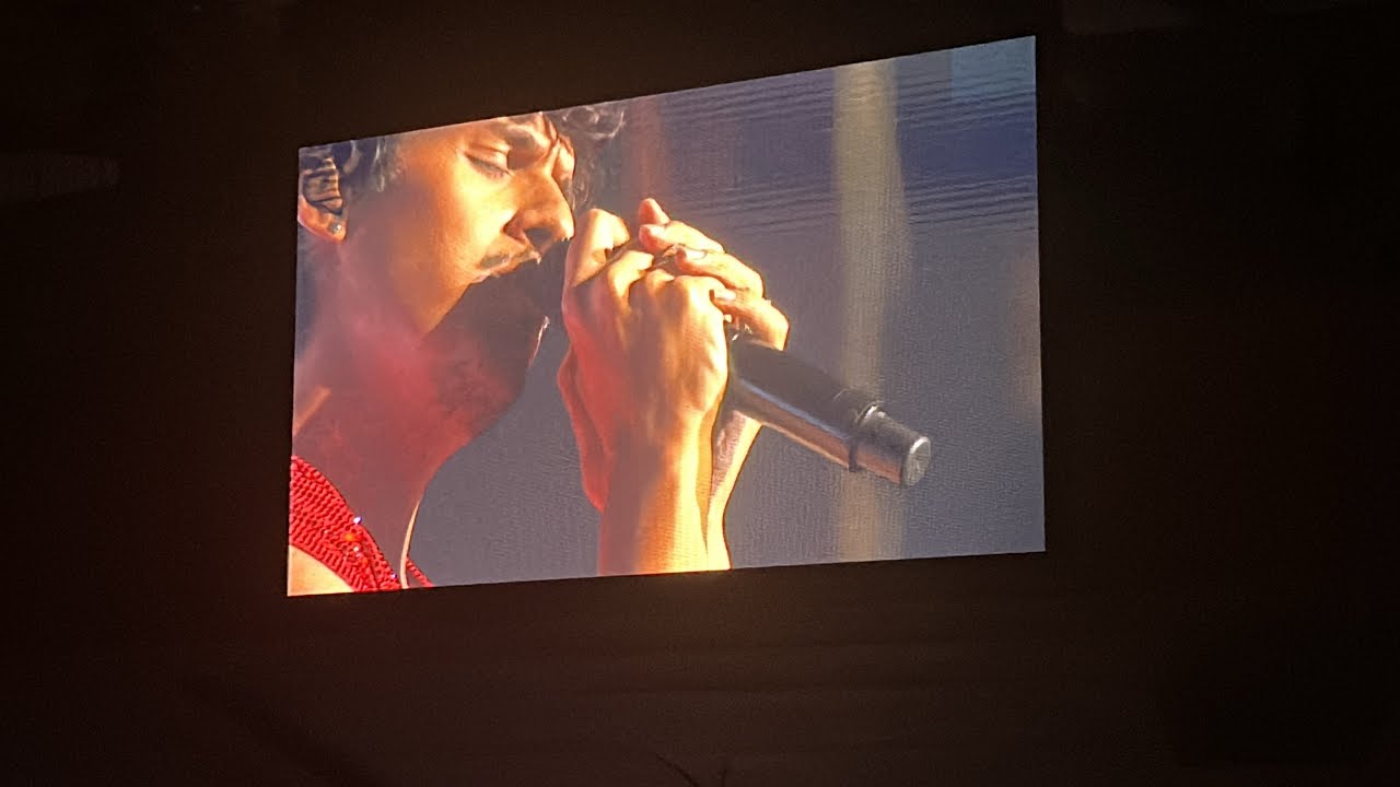 Omar Apollo singing ice slippin live at Madison Square Garden! - YouTube