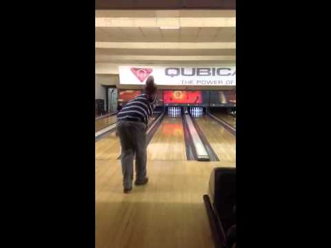 Mike Quarry Bowling at Heathrow Airport Bowl - YouTube