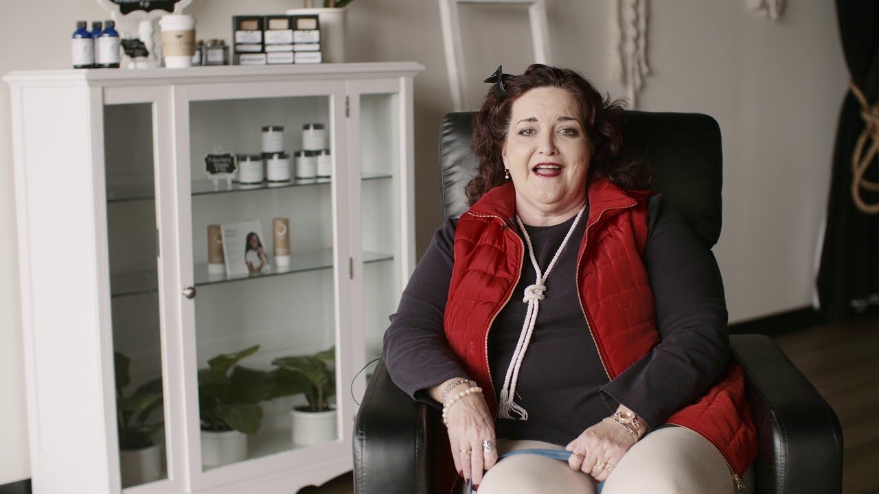 Patient With MS Uses Red Light to Help With Chronic Pain - YouTube
