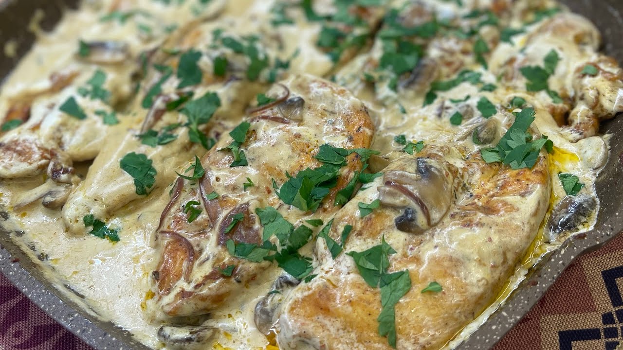 Shumë e shijshme 😊Mish pule me sos dhe këpurdha …Creamy mushroom ...