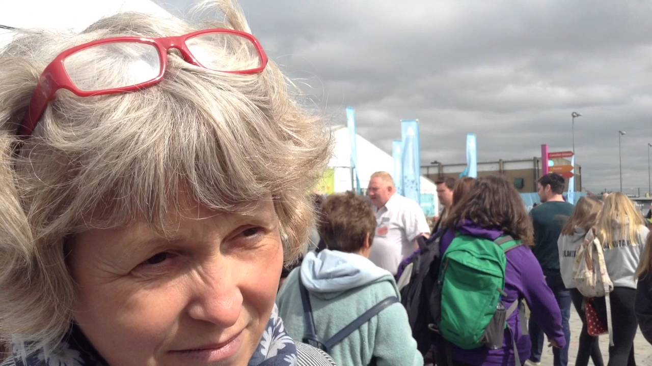 Catrin James - Neges Heddwch yr Urdd - YouTube