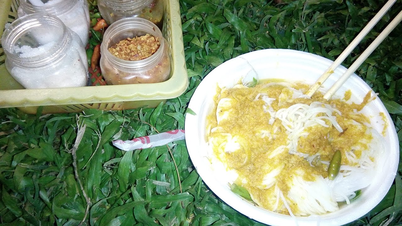 Cambodian Noodle with Fish Soup - Nom Banchok Street food khmer - YouTube