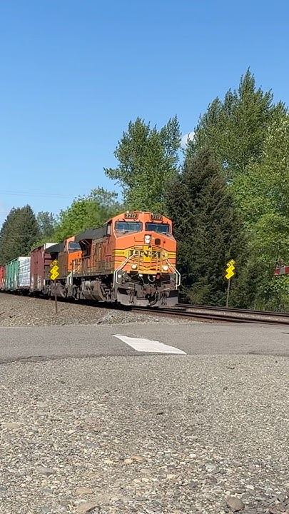 BNSF 7717 leads a manifest with its awesome RS3L - YouTube