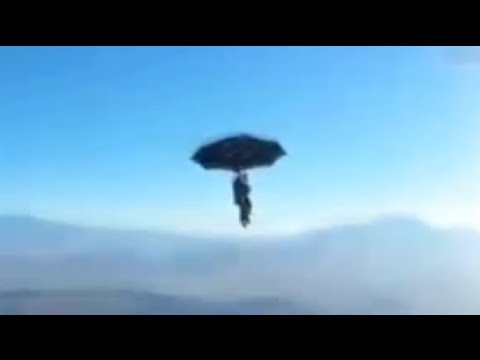 Yüzlerce Metre Yükseklikten Şemsiyeyle Atladı