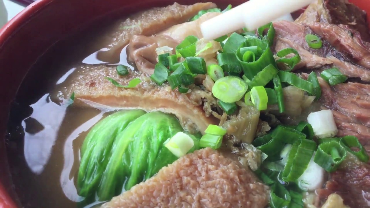 Beef Brisket Beef Tripe offal with Rice Noodles 牛腩 牛雜 牛肚 河粉 - YouTube