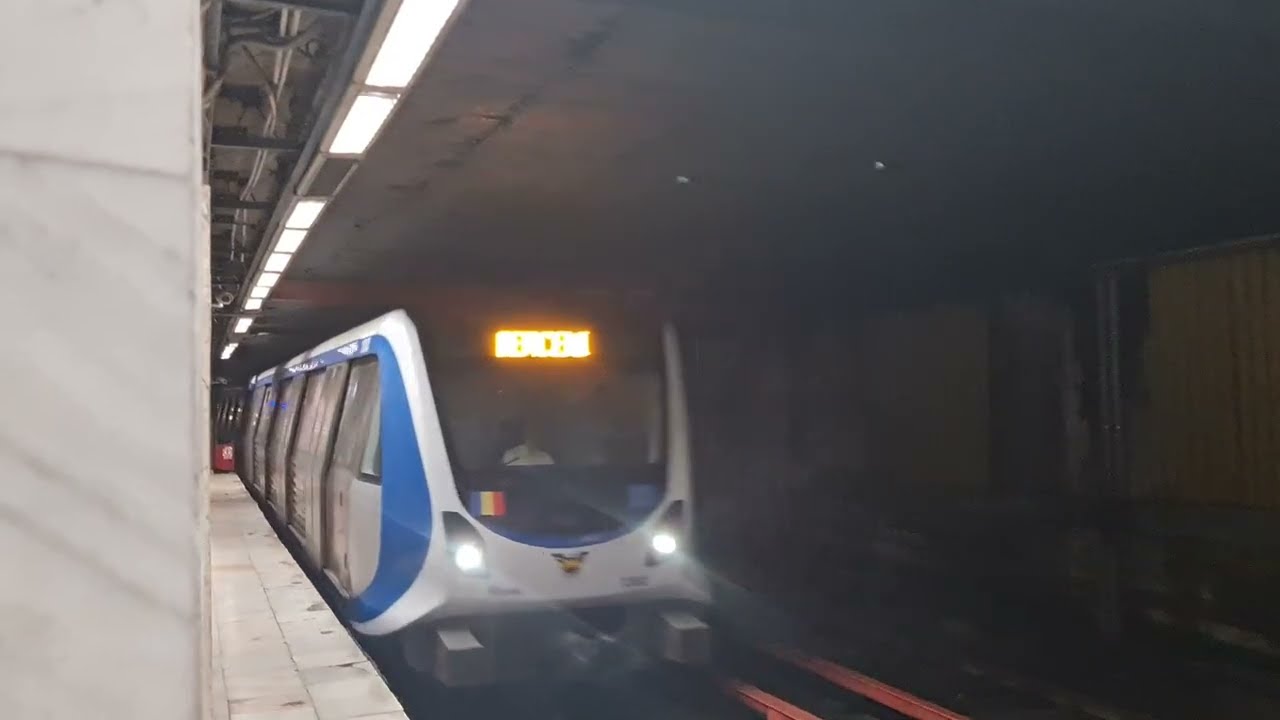 Caf BM3 ,,Mureș" pe M2 în stația Piața Romană - YouTube