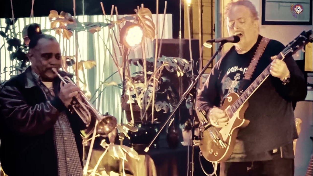 Mad Johnny Mo and Efrem Towns Play "Sing My Song" by Casa Del Sol - YouTube
