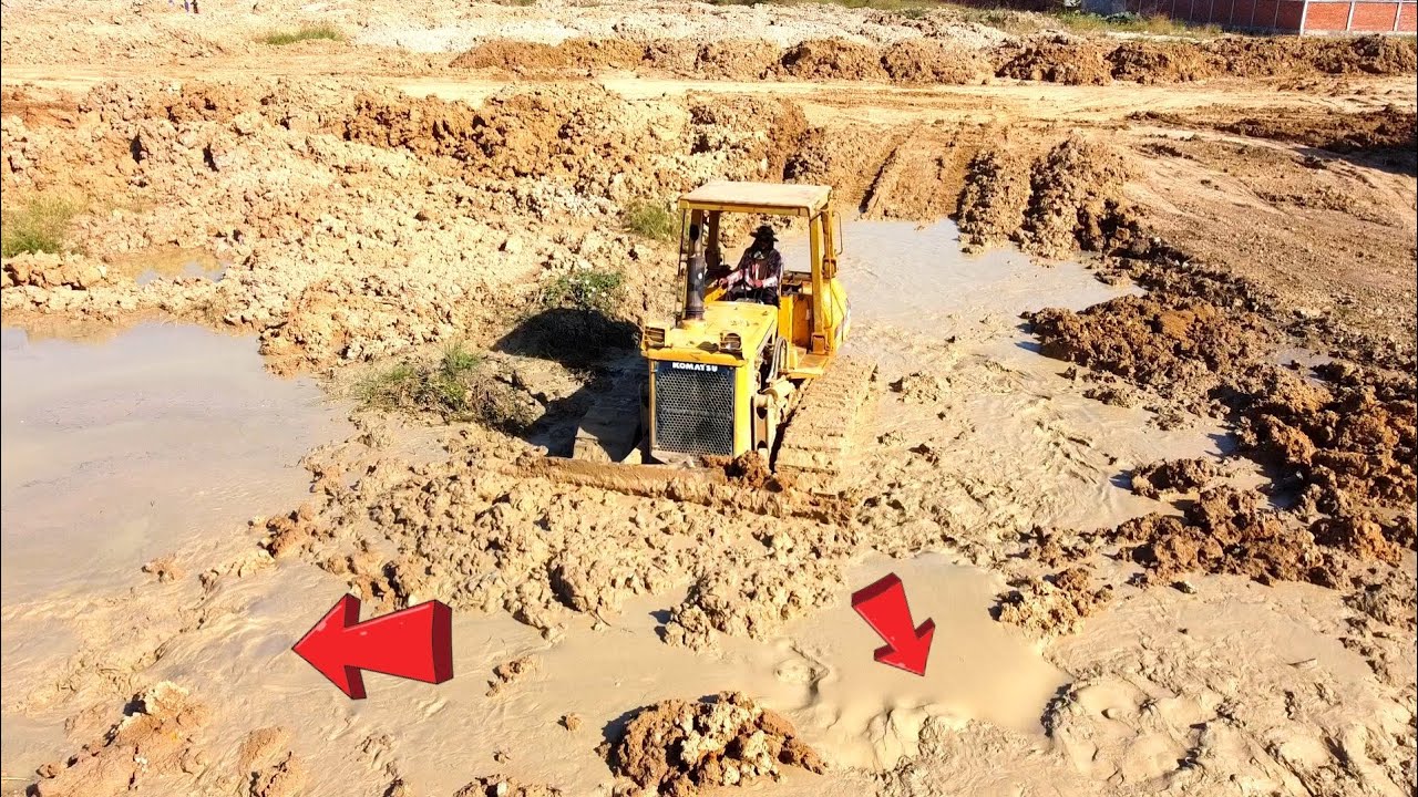 Incredible Equipment machine bulldozer komat'su D-58-P working Push mud ...