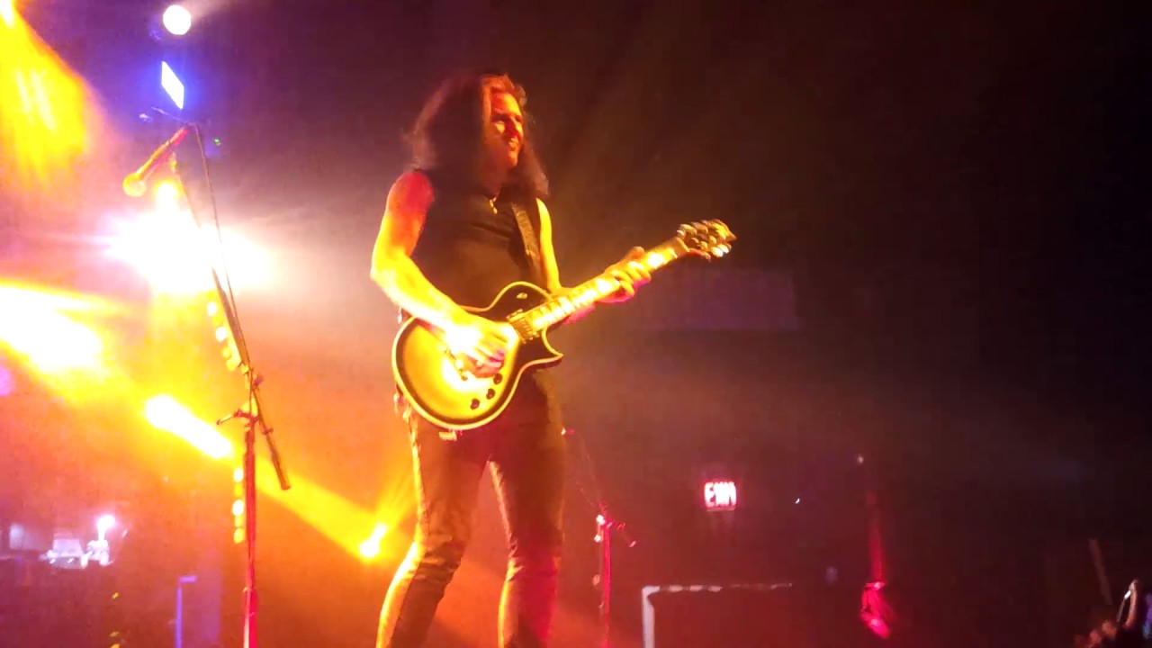 Alex Skolnick from Testament ripping a long solo. - YouTube