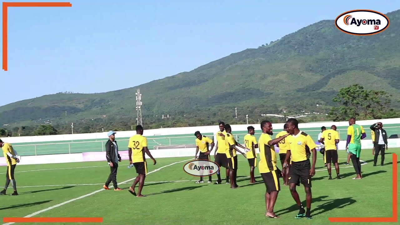 WALICHOKIFANYA WACHEZAJI WA SINGIDA BS WAKATI WAKIKAGUA UWANJA/PITCH ...