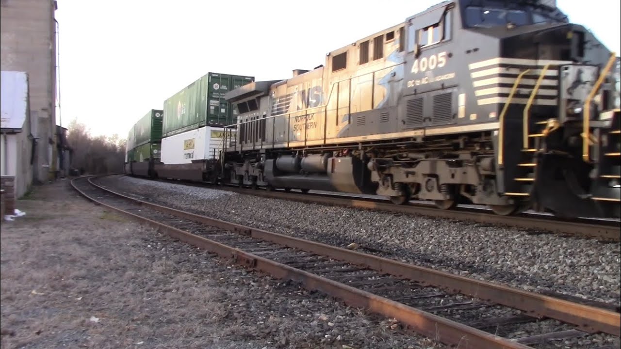 A little fun day out on the B-Line NS 228 and NS 203 Unit 4005 blue ...